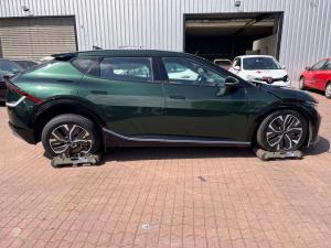 Green Kia EV6 2023 in Vilnius, with an engine capacity of 0.00 L and mileage of 30 thousand km for 11858 €, photo 3 on AUTOMOTO.COM.LV