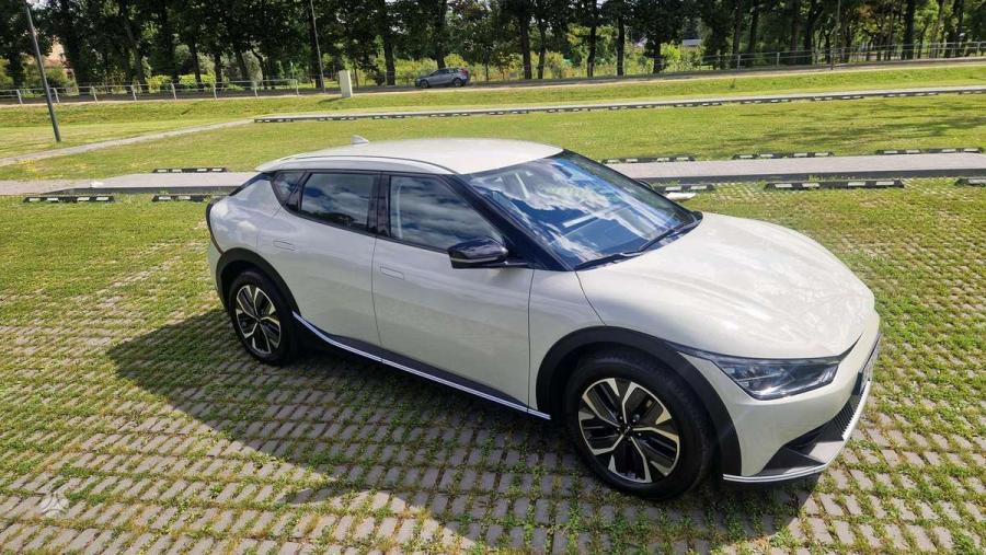 Grey Kia EV6 2022 in Kaunas, with an engine capacity of 0.00 L and mileage of 84 thousand km for 21700 €, photo 4 on AUTOMOTO.COM.LV