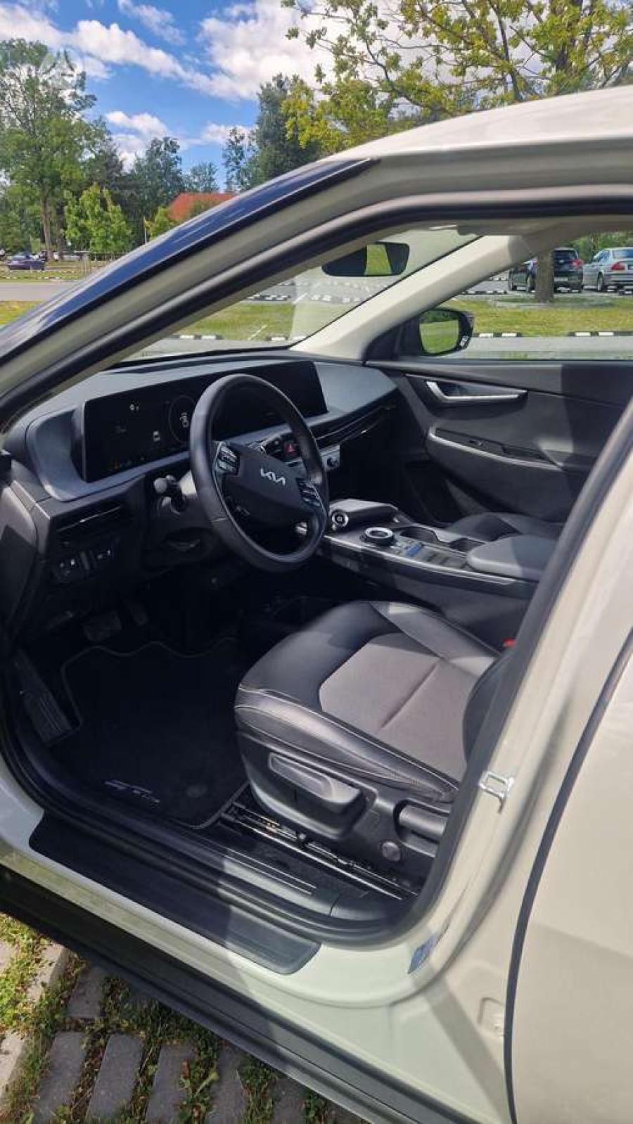 Grey Kia EV6 2022 in Kaunas, with an engine capacity of 0.00 L and mileage of 84 thousand km for 21700 €, photo 11 on AUTOMOTO.COM.LV