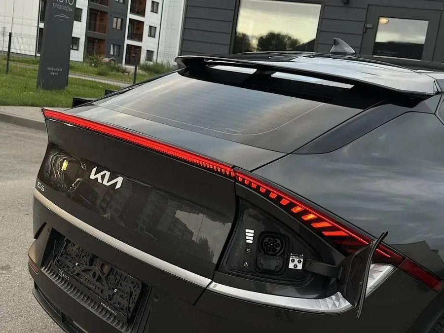 Pelēks Kia EV6 2023 Jelgava, ar dzinēja tilpumu 0.00 L un nobraukumu 107 tūkst. km par 27900 €, foto 7 vietnē AUTOMOTO.COM.LV