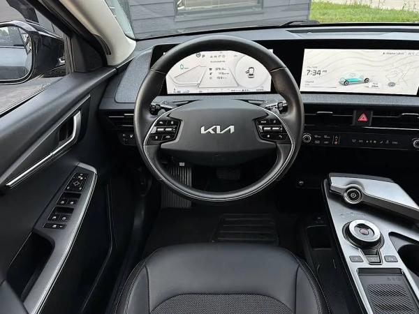 Grey Kia EV6 2023 in Jelgava, with an engine capacity of 0.00 L and mileage of 107 thousand km for 27900 €, photo 7 on AUTOMOTO.COM.LV