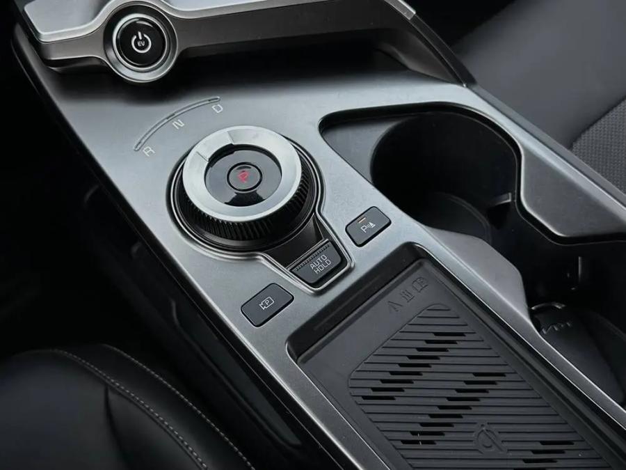 Pelēks Kia EV6 2023 Jelgava, ar dzinēja tilpumu 0.00 L un nobraukumu 107 tūkst. km par 27900 €, foto 14 vietnē AUTOMOTO.COM.LV