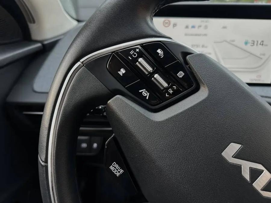 Pelēks Kia EV6 2023 Jelgava, ar dzinēja tilpumu 0.00 L un nobraukumu 107 tūkst. km par 27900 €, foto 16 vietnē AUTOMOTO.COM.LV