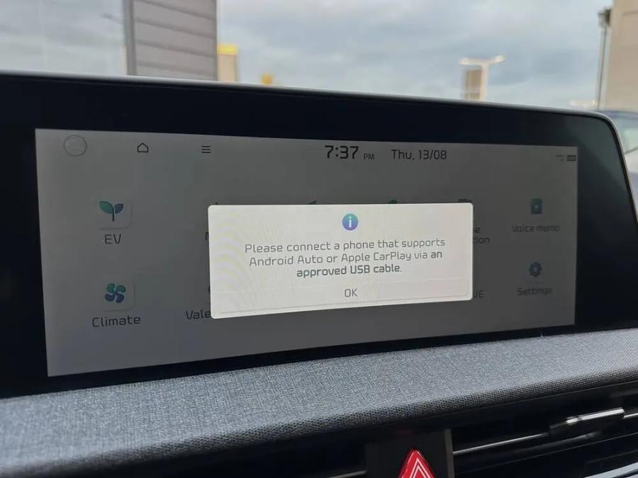 Pelēks Kia EV6 2023 Jelgava, ar dzinēja tilpumu 0.00 L un nobraukumu 107 tūkst. km par 27900 €, foto 18 vietnē AUTOMOTO.COM.LV
