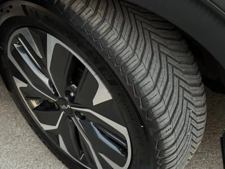 Pelēks Kia EV6 2023 Jelgava, ar dzinēja tilpumu 0.00 L un nobraukumu 107 tūkst. km par 27900 €, foto 22 vietnē AUTOMOTO.COM.LV