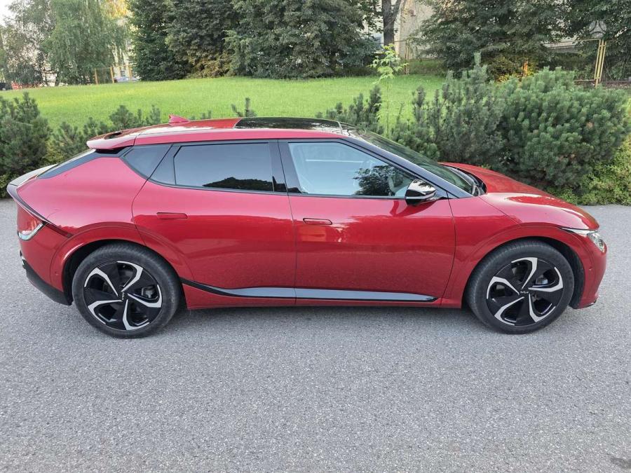 Red Kia EV6 2022 in Vilnius, with an engine capacity of 0.00 L and mileage of 44 thousand km for 31999 €, photo 3 on AUTOMOTO.COM.LV