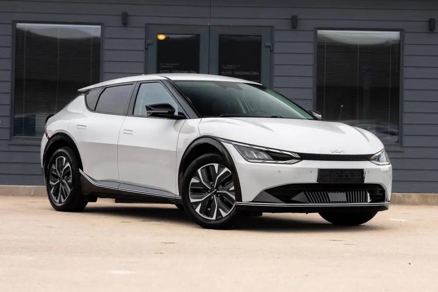 Balts Kia EV6 2021 Jelgava, ar dzinēja tilpumu 0.00 L un nobraukumu 160 tūkst. km par 19900 €, foto 1 vietnē AUTOMOTO.COM.LV