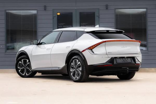 Balts Kia EV6 2021 Jelgava, ar dzinēja tilpumu 0.00 L un nobraukumu 160 tūkst. km par 19900 €, foto 2 vietnē AUTOMOTO.COM.LV
