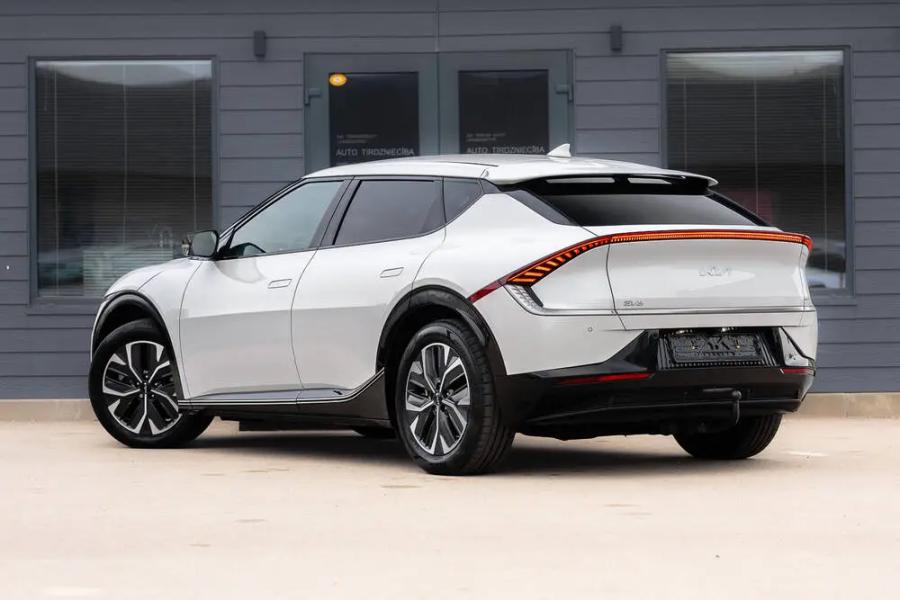 Balts Kia EV6 2021 Jelgava, ar dzinēja tilpumu 0.00 L un nobraukumu 160 tūkst. km par 19900 €, foto 3 vietnē AUTOMOTO.COM.LV