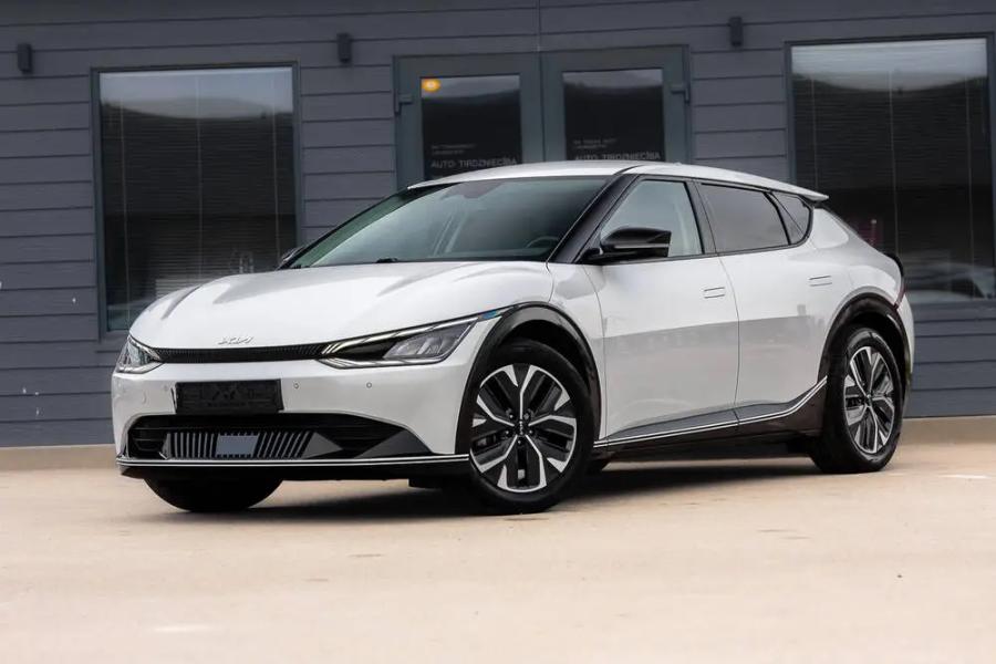 Balts Kia EV6 2021 Jelgava, ar dzinēja tilpumu 0.00 L un nobraukumu 160 tūkst. km par 19900 €, foto 4 vietnē AUTOMOTO.COM.LV