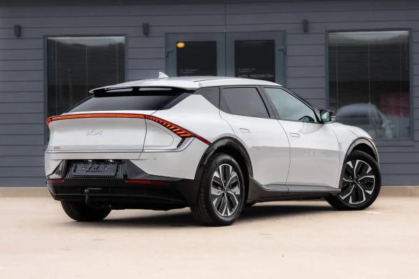 Balts Kia EV6 2021 Jelgava, ar dzinēja tilpumu 0.00 L un nobraukumu 160 tūkst. km par 19900 €, foto 4 vietnē AUTOMOTO.COM.LV