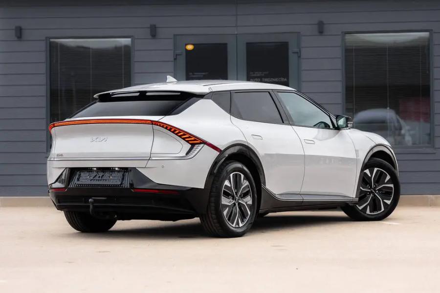 Balts Kia EV6 2021 Jelgava, ar dzinēja tilpumu 0.00 L un nobraukumu 160 tūkst. km par 19900 €, foto 5 vietnē AUTOMOTO.COM.LV
