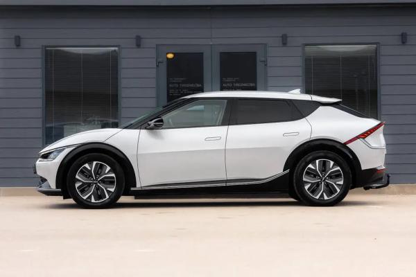 Balts Kia EV6 2021 Jelgava, ar dzinēja tilpumu 0.00 L un nobraukumu 160 tūkst. km par 19900 €, foto 6 vietnē AUTOMOTO.COM.LV