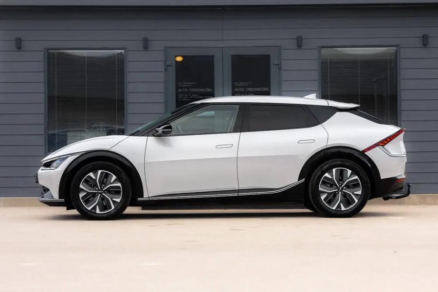 Balts Kia EV6 2021 Jelgava, ar dzinēja tilpumu 0.00 L un nobraukumu 160 tūkst. km par 19900 €, foto 7 vietnē AUTOMOTO.COM.LV