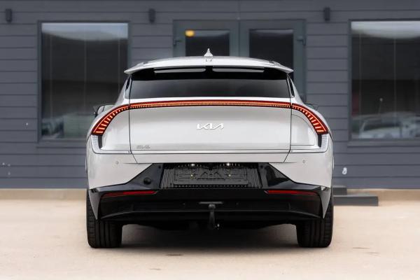 Balts Kia EV6 2021 Jelgava, ar dzinēja tilpumu 0.00 L un nobraukumu 160 tūkst. km par 19900 €, foto 7 vietnē AUTOMOTO.COM.LV