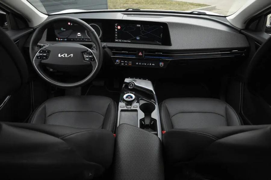 Balts Kia EV6 2021 Jelgava, ar dzinēja tilpumu 0.00 L un nobraukumu 160 tūkst. km par 19900 €, foto 9 vietnē AUTOMOTO.COM.LV