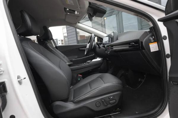 Balts Kia EV6 2021 Jelgava, ar dzinēja tilpumu 0.00 L un nobraukumu 160 tūkst. km par 19900 €, foto 9 vietnē AUTOMOTO.COM.LV