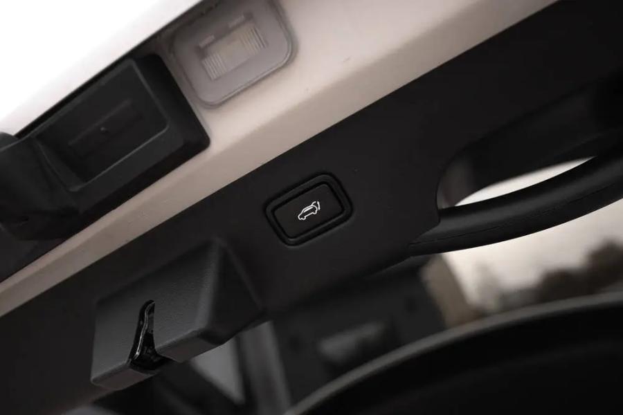 Balts Kia EV6 2021 Jelgava, ar dzinēja tilpumu 0.00 L un nobraukumu 160 tūkst. km par 19900 €, foto 15 vietnē AUTOMOTO.COM.LV