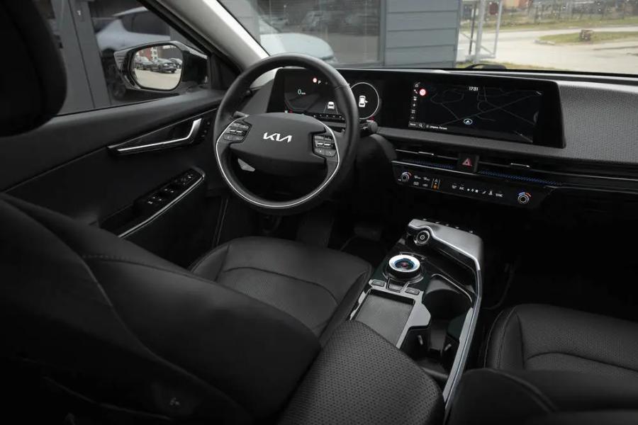 Balts Kia EV6 2021 Jelgava, ar dzinēja tilpumu 0.00 L un nobraukumu 160 tūkst. km par 19900 €, foto 17 vietnē AUTOMOTO.COM.LV