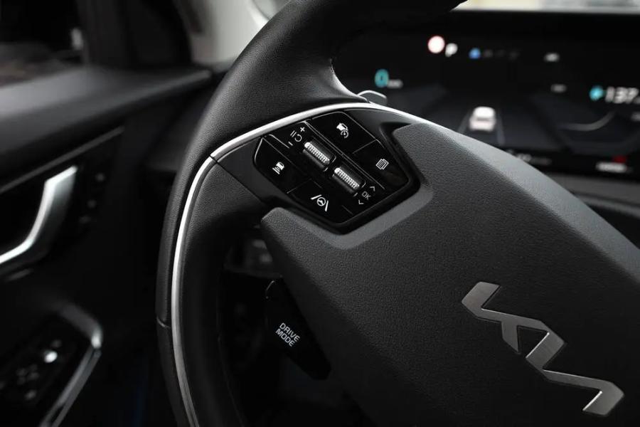 Balts Kia EV6 2021 Jelgava, ar dzinēja tilpumu 0.00 L un nobraukumu 160 tūkst. km par 19900 €, foto 24 vietnē AUTOMOTO.COM.LV