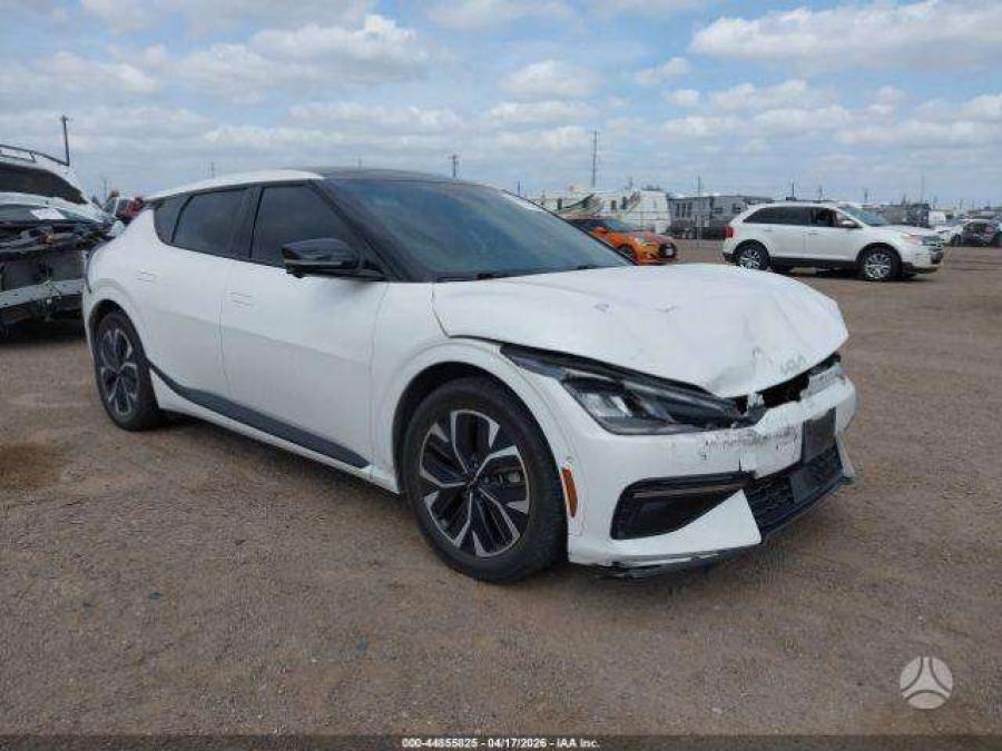 White Kia EV6 2022 in Alytus, with an engine capacity of 0.00 L and mileage of 94 thousand km for 15500 €, photo 1 on AUTOMOTO.COM.LV