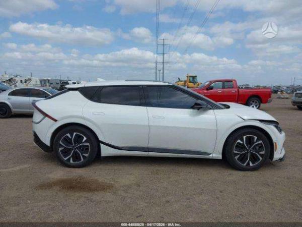 White Kia EV6 2022 in Alytus, with an engine capacity of 0.00 L and mileage of 94 thousand km for 15500 €, photo 8 on AUTOMOTO.COM.LV