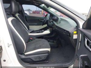 White Kia EV6 2022 in Alytus, with an engine capacity of 0.00 L and mileage of 94 thousand km for 15500 €, photo 12 on AUTOMOTO.COM.LV