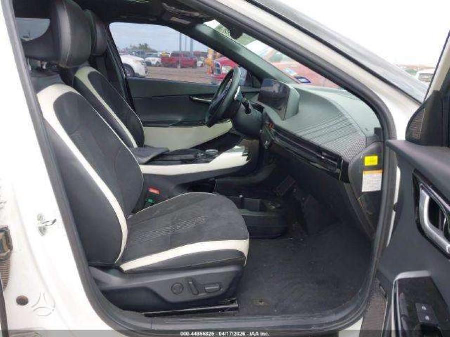 White Kia EV6 2022 in Alytus, with an engine capacity of 0.00 L and mileage of 94 thousand km for 15500 €, photo 12 on AUTOMOTO.COM.LV