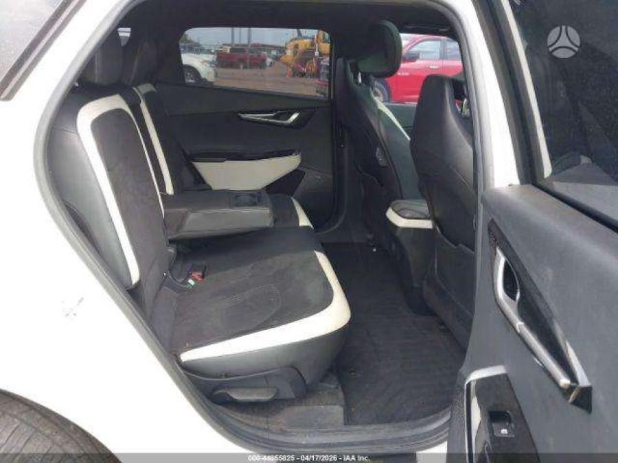 White Kia EV6 2022 in Alytus, with an engine capacity of 0.00 L and mileage of 94 thousand km for 15500 €, photo 13 on AUTOMOTO.COM.LV