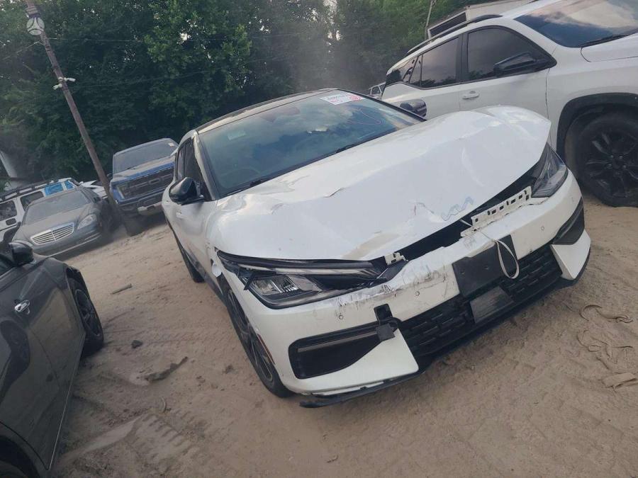 White Kia EV6 2022 in Alytus, with an engine capacity of 0.00 L and mileage of 94 thousand km for 15500 €, photo 23 on AUTOMOTO.COM.LV