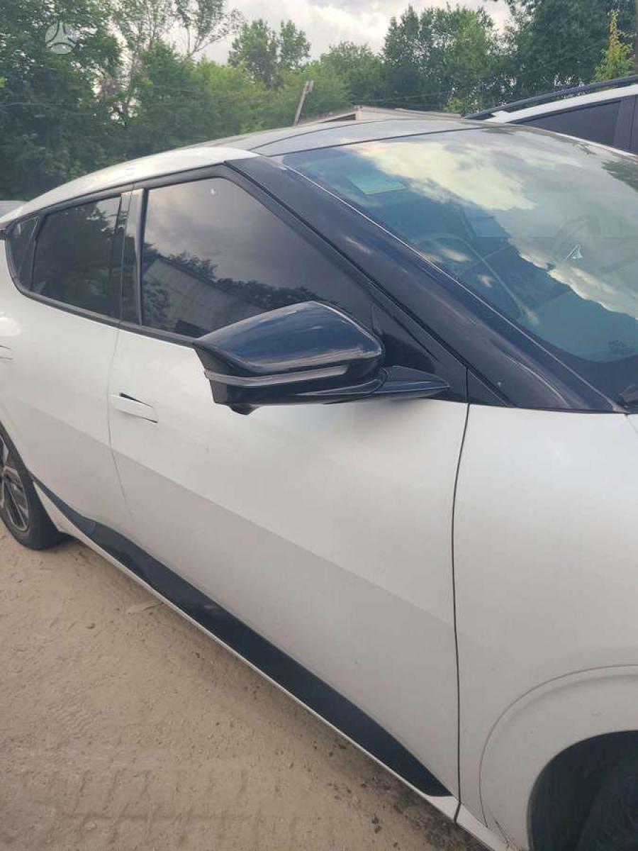 White Kia EV6 2022 in Alytus, with an engine capacity of 0.00 L and mileage of 94 thousand km for 15500 €, photo 24 on AUTOMOTO.COM.LV