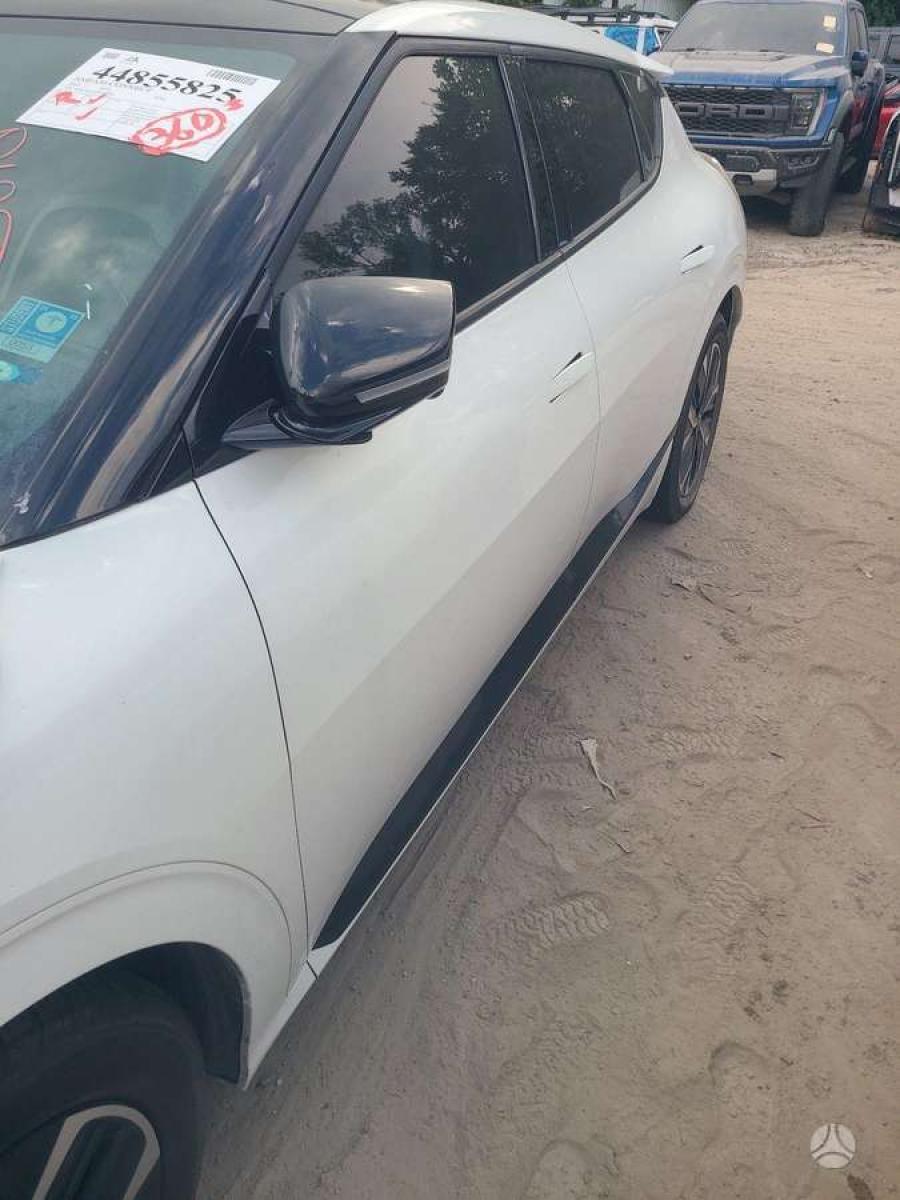White Kia EV6 2022 in Alytus, with an engine capacity of 0.00 L and mileage of 94 thousand km for 15500 €, photo 25 on AUTOMOTO.COM.LV