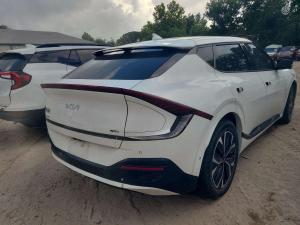 White Kia EV6 2022 in Alytus, with an engine capacity of 0.00 L and mileage of 94 thousand km for 15500 €, photo 27 on AUTOMOTO.COM.LV