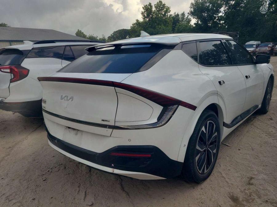 White Kia EV6 2022 in Alytus, with an engine capacity of 0.00 L and mileage of 94 thousand km for 15500 €, photo 27 on AUTOMOTO.COM.LV