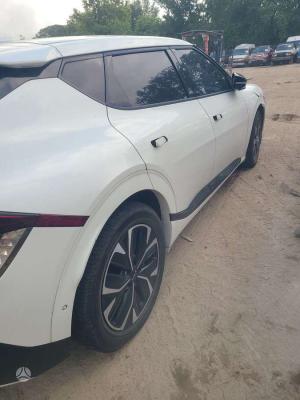 White Kia EV6 2022 in Alytus, with an engine capacity of 0.00 L and mileage of 94 thousand km for 15500 €, photo 28 on AUTOMOTO.COM.LV