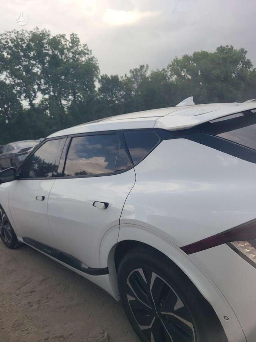 White Kia EV6 2022 in Alytus, with an engine capacity of 0.00 L and mileage of 94 thousand km for 15500 €, photo 29 on AUTOMOTO.COM.LV