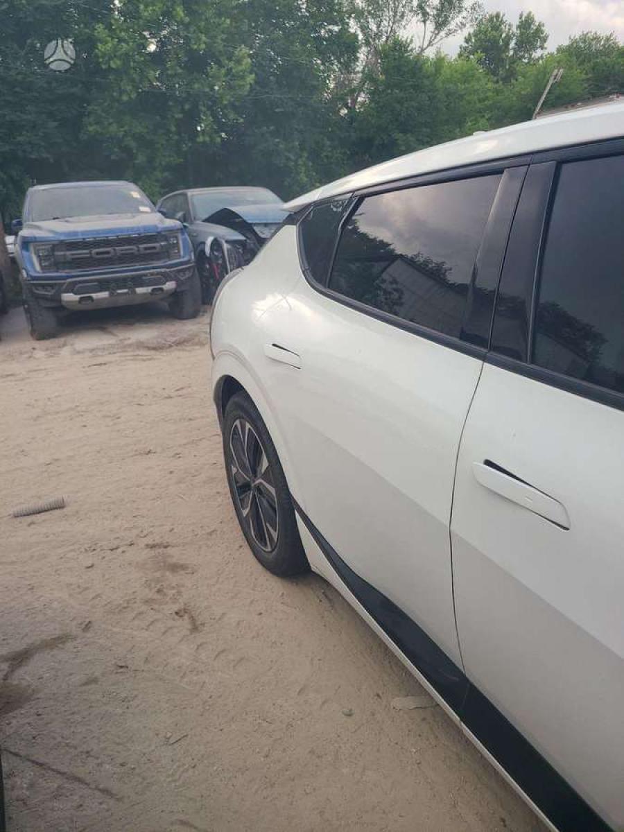 White Kia EV6 2022 in Alytus, with an engine capacity of 0.00 L and mileage of 94 thousand km for 15500 €, photo 30 on AUTOMOTO.COM.LV