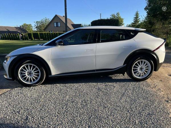 White Kia EV6 2023 in Kaunas, with an engine capacity of 0.00 L and mileage of 47 thousand km for 17450 €, photo 6 on AUTOMOTO.COM.LV