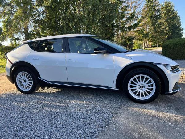 White Kia EV6 2023 in Kaunas, with an engine capacity of 0.00 L and mileage of 47 thousand km for 17450 €, photo 7 on AUTOMOTO.COM.LV