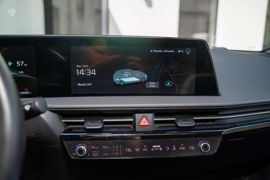 Белый Киа EV6 2023 в Каунас, объемом двигателя 0.00 л и пробегом 134 тыс. км за 32000 €, фото 8 на AUTOMOTO.COM.LV
