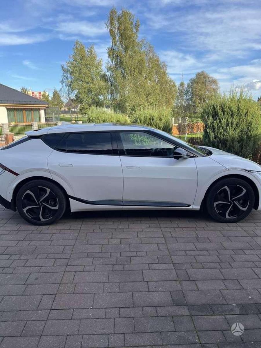 White Kia EV6 2023 in Rokiskis, with an engine capacity of 0.00 L and mileage of 74 thousand km for 31300 €, photo 5 on AUTOMOTO.COM.LV