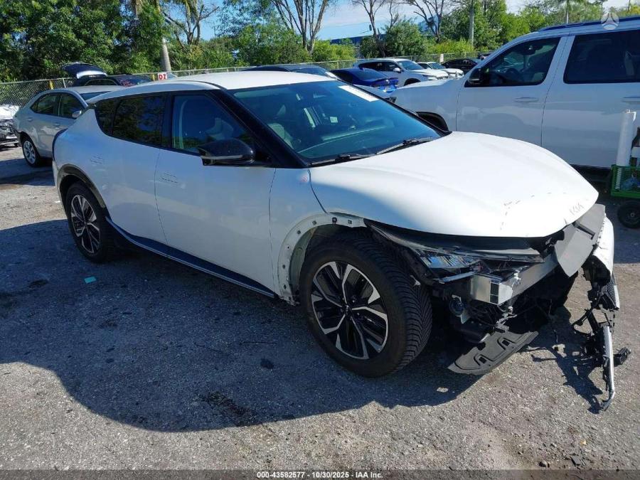 White Kia EV6 2022 in Siauliai, with an engine capacity of 0.00 L and mileage of 125 thousand km for 15200 €, photo 2 on AUTOMOTO.COM.LV