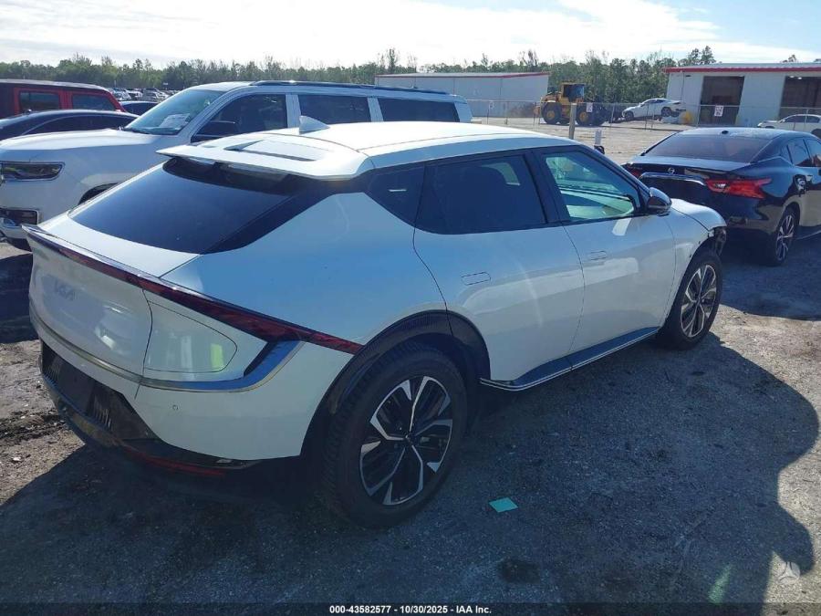 White Kia EV6 2022 in Siauliai, with an engine capacity of 0.00 L and mileage of 125 thousand km for 15200 €, photo 3 on AUTOMOTO.COM.LV