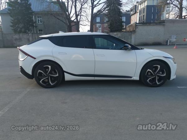 Белый Киа EV6 2022 в Таллин, объемом двигателя 0.00 л и пробегом 71 тыс. км за 36500 €, фото 2 на AUTOMOTO.COM.LV