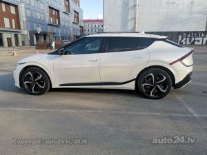 Белый Киа EV6 2022 в Таллин, объемом двигателя 0.00 л и пробегом 71 тыс. км за 36500 €, фото 4 на AUTOMOTO.COM.LV