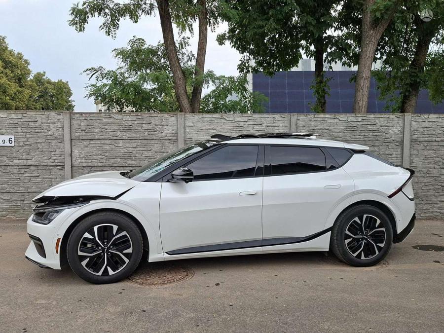 Белый Киа EV6 2022 в Алитус, объемом двигателя 0.00 л и пробегом 95 тыс. км за 15350 €, фото 1 на AUTOMOTO.COM.LV
