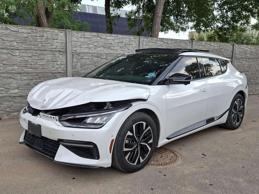 Белый Киа EV6 2022 в Алитус, объемом двигателя 0.00 л и пробегом 95 тыс. км за 15350 €, фото 3 на AUTOMOTO.COM.LV