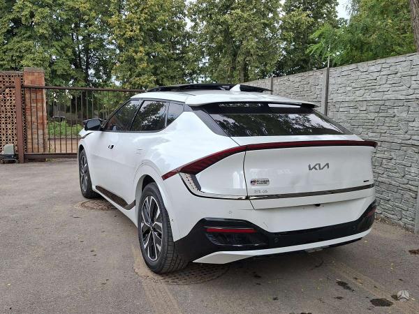 White Kia EV6 2022 in Alytus, with an engine capacity of 0.00 L and mileage of 95 thousand km for 15350 €, photo 3 on AUTOMOTO.COM.LV