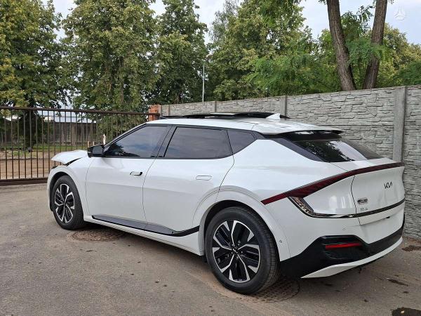 White Kia EV6 2022 in Alytus, with an engine capacity of 0.00 L and mileage of 95 thousand km for 15350 €, photo 4 on AUTOMOTO.COM.LV