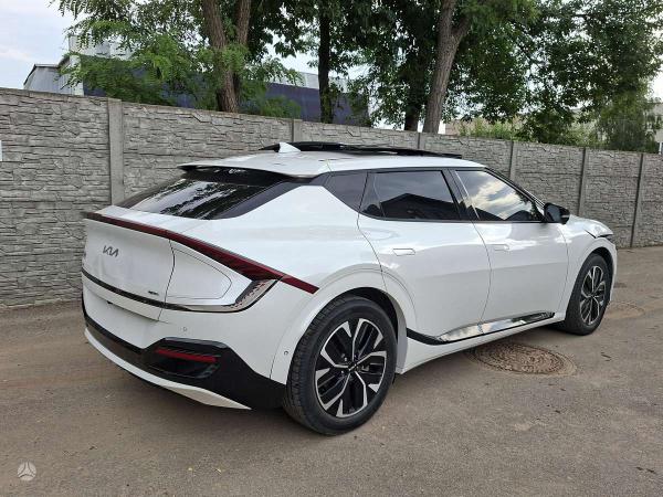 White Kia EV6 2022 in Alytus, with an engine capacity of 0.00 L and mileage of 95 thousand km for 15350 €, photo 8 on AUTOMOTO.COM.LV